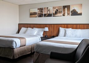 Quarto standard, 2 camas Queen | Ferros/tábuas de passar roupa, Wi-Fi de cortesia, roupa de cama