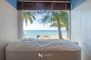 Beach front deluxe with Jacuzzi bathroom | Casa de banho | Um polibã, artigos de higiene pessoal grátis 