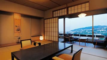 Quarto Standard, não fumadores (Japanese Style 2, with In-room Dining) | Minibar, cofre no quarto, com decoração personalizada