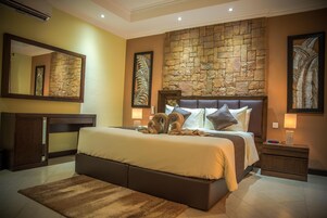 Quarto Duplo Standard, 1 quarto, vista para a piscina, junto à piscina | Minibar, cofre no quarto, berços/camas para crianças 