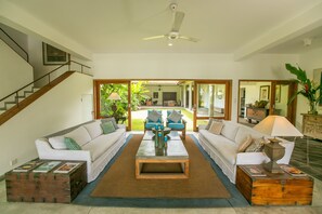 TV de ecrã plano, leitor de DVD