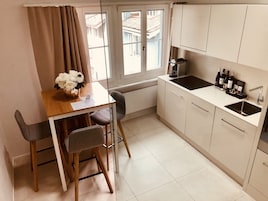 Apartamento, cozinha | Opções para refeição no quarto