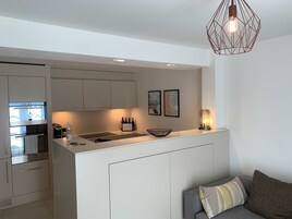 Apartamento luxo, 1 cama de casal e sofá-cama | Cozinha privada | Geladeira, micro-ondas, fogão, cooktop