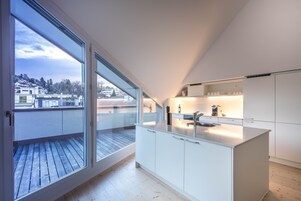 Apartamento urbano, 1 quarto, terraço | Cozinha privada | Geladeira grande, micro-ondas, fogão, cooktop