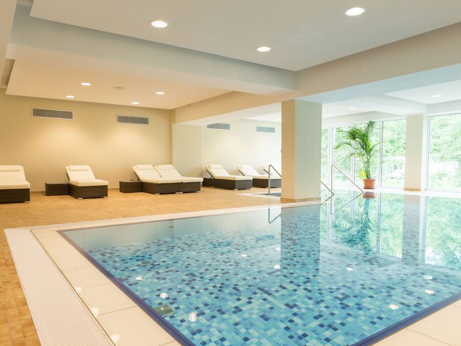 Piscina interna, funciona das 7h às 20h, espreguiçadeiras