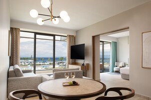 Suite First Floor Sea View | Roupas de cama premium, frigobar, cofres nos quartos, escrivaninha