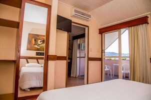 SUITE COM HIDRO | Frigobar, cofres nos quartos, escrivaninha, cortinas blackout