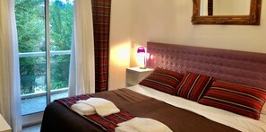 Quarto Duplo | Cofre no quarto, Wi-fi grátis, roupa de cama fornecida 