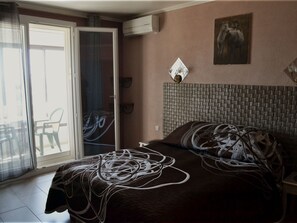Quarto casal, sacada, vista para o mar | Cofres nos quartos, escrivaninha, berços (sobretaxa), Wi-Fi de cortesia