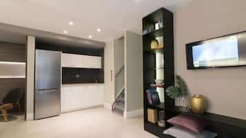 Maisonette with private Hot Tub | Cozinha privada | Um frigorífico, um micro-ondas, uma cafeteira/bule