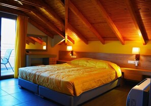 Quarto Duplo (Attic) | Cofre com capacidade para portátil, secretária, quartos insonorizados 