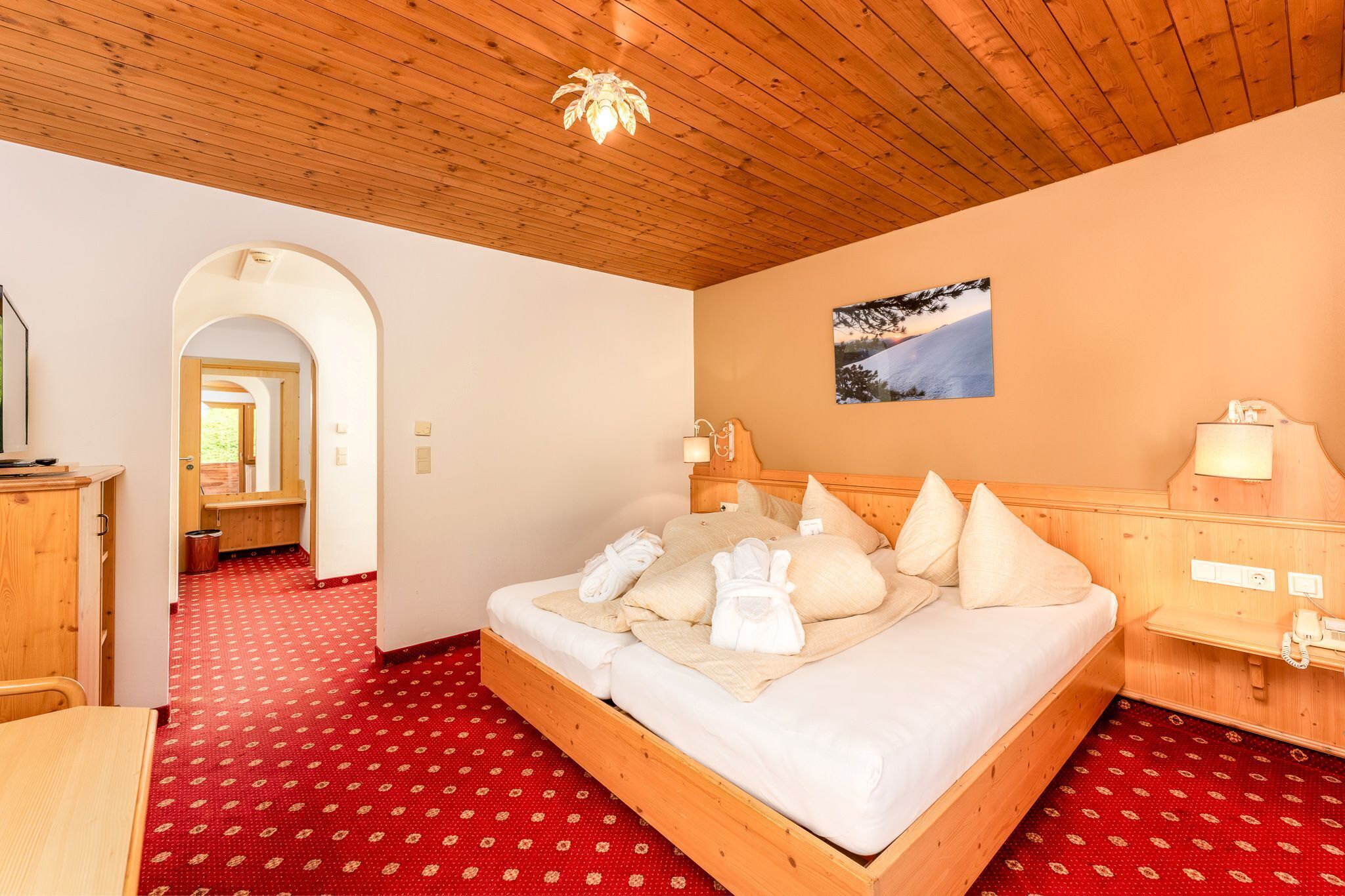 Quarto | Roupa de alta qualidade, minibar, cofre no quarto, secretária 