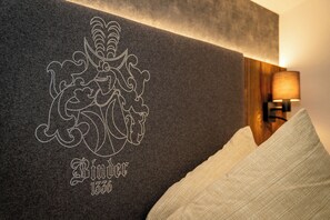 Roupa de alta qualidade, minibar, cofre no quarto, secretária 