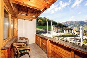 Roupa de alta qualidade, minibar, cofre no quarto, secretária 