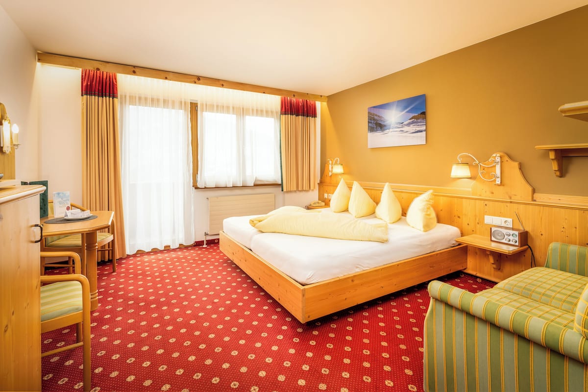 Roupa de alta qualidade, minibar, cofre no quarto, secretária