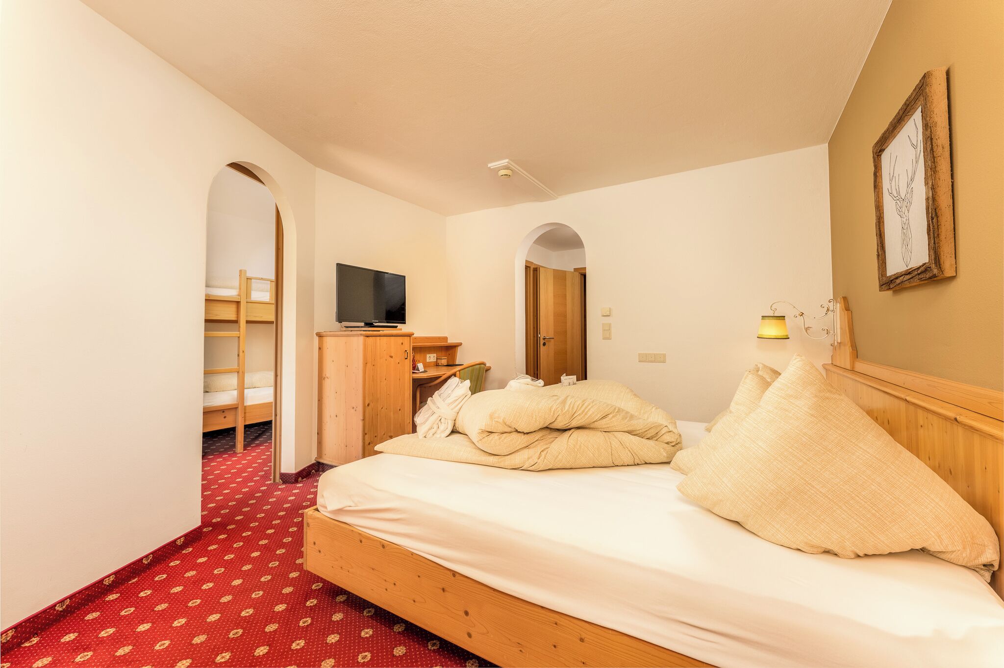 Roupa de alta qualidade, minibar, cofre no quarto, secretária 