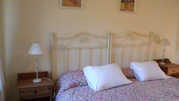 Quarto Duplo Comfort | Cofre no quarto, cortinas/cortinados opacos, berços/camas para crianças