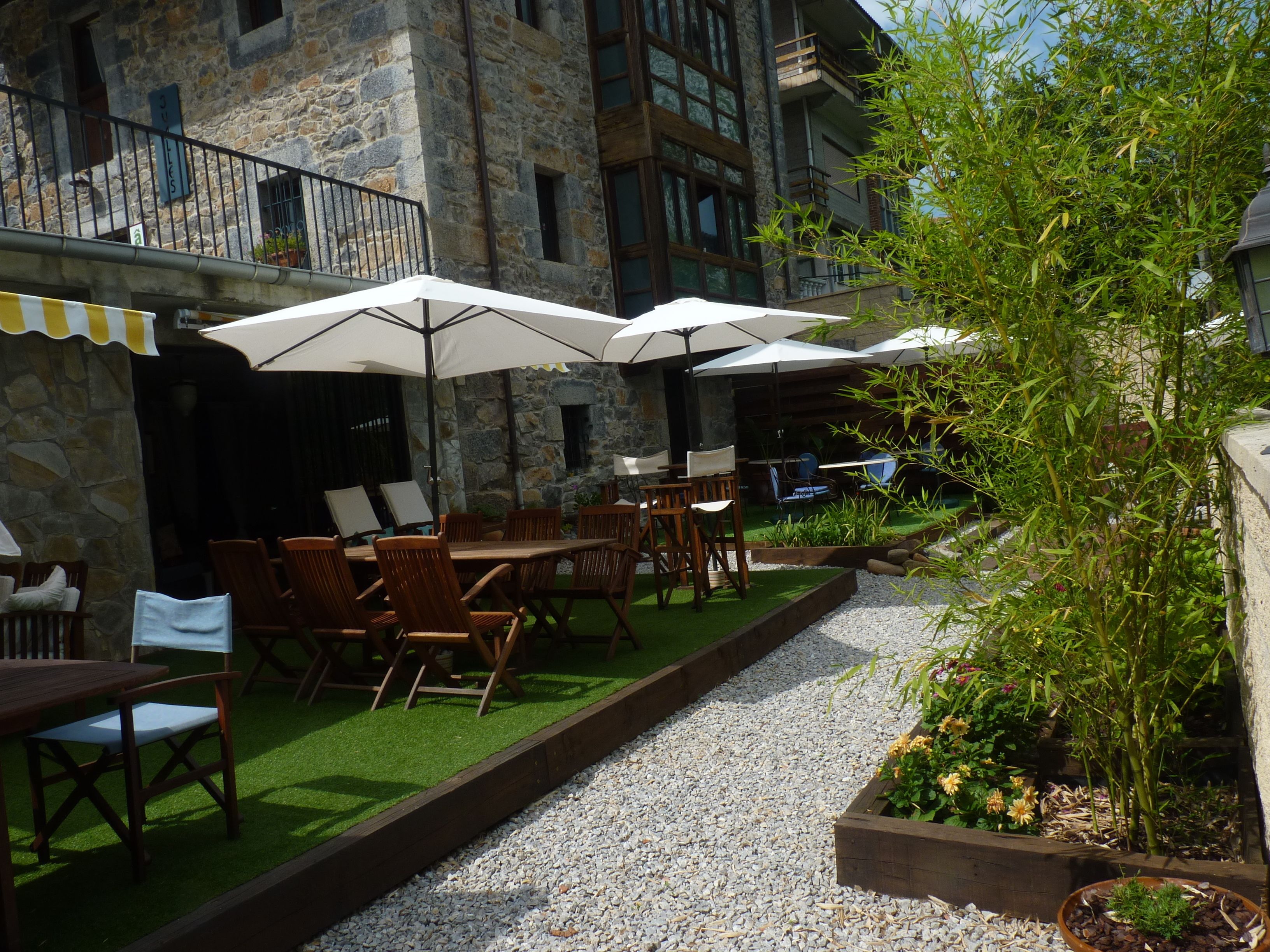 Pequenos-almoços servidos, com espaço para refeições ao ar livre 