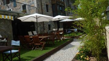 Pequenos-almoços servidos, com espaço para refeições ao ar livre