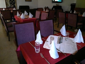 Pequenos-almoços, almoços, jantares servidos, cozinha internacional