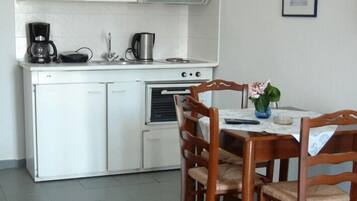 Estúdio Clássico, 1 quarto, micro-ondas, vista para o mar | Sala de estar | TV de ecrã plano