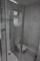 Quarto casal standard | Banheiro | Produtos de toalete grátis, toalhas de banho