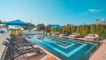 Piscina exterior, guarda-sóis, espreguiçadeiras