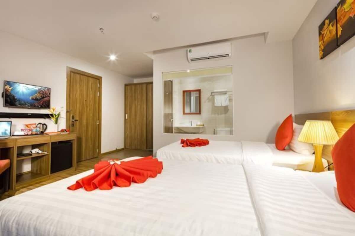 Frigobar, cofres nos quartos, escrivaninha, cortinas blackout