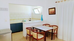Casa (Phaedra) | Kitchenette privada | Um frigorífico, um forno, uma placa de cozinha, uma chaleira elétrica 
