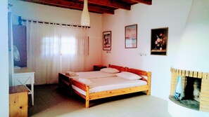 Casa (Ariadni) | Cofre no quarto 