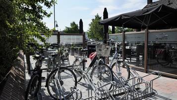 Uma área de estacionamento para bicicletas com várias bicicletas e um suporte de metal.