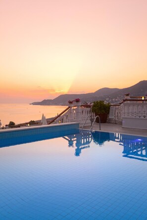 2 piscinas exteriores, da(s) 9:00 à(s) 19:00, guarda-sóis 