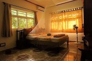 Frigobar, escrivaninha, ferros/tábuas de passar roupa