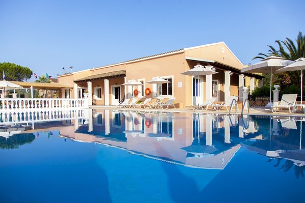 Piscina externa, espreguiçadeiras