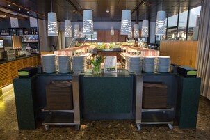 Pequeno-almoço tipo buffet diário mediante uma taxa 
