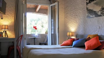 Quarto duplo standard | Cofres nos quartos, escrivaninha, quartos à prova de som, roupa de cama