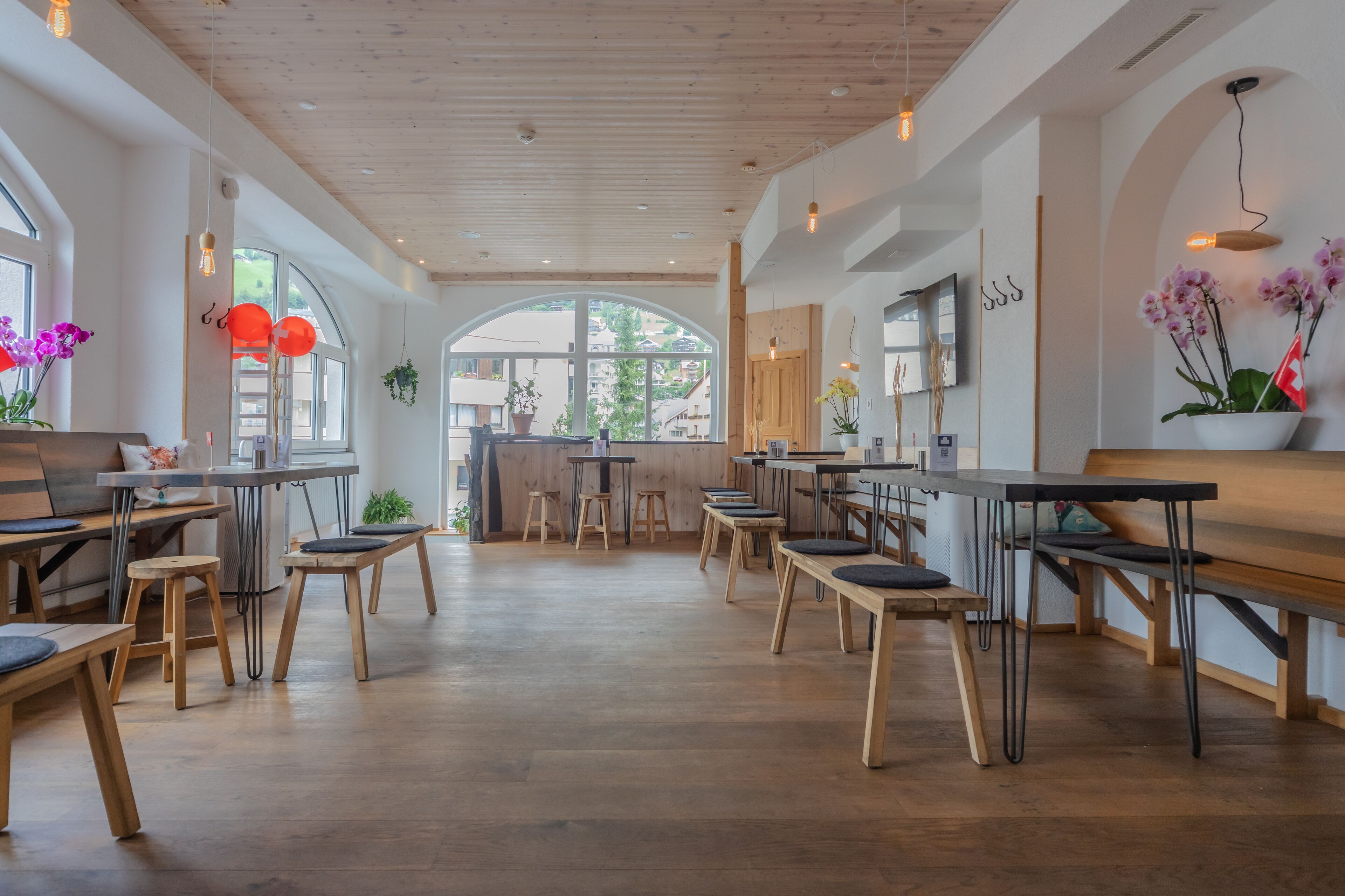 Um frigorífico, um micro-ondas, um forno, uma placa de cozinha 