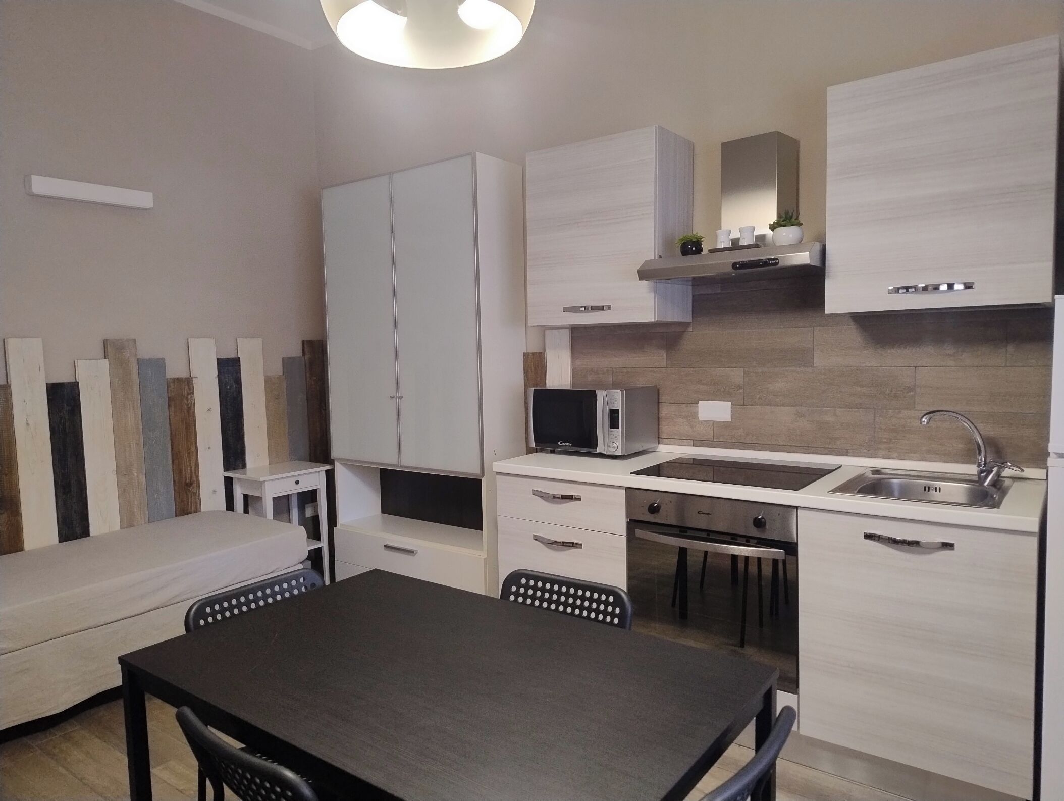 Apartamento básico, 1 quarto | Cozinha privada | Geladeira, micro-ondas, fogão, cooktop