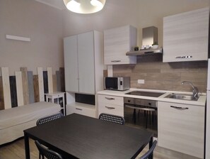 Apartamento Básico, 1 quarto | Cozinha privada | Um frigorífico, um micro-ondas, um forno, uma placa de cozinha 