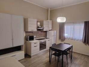 Apartamento Básico, 1 quarto | Sala de estar | TV de ecrã plano 