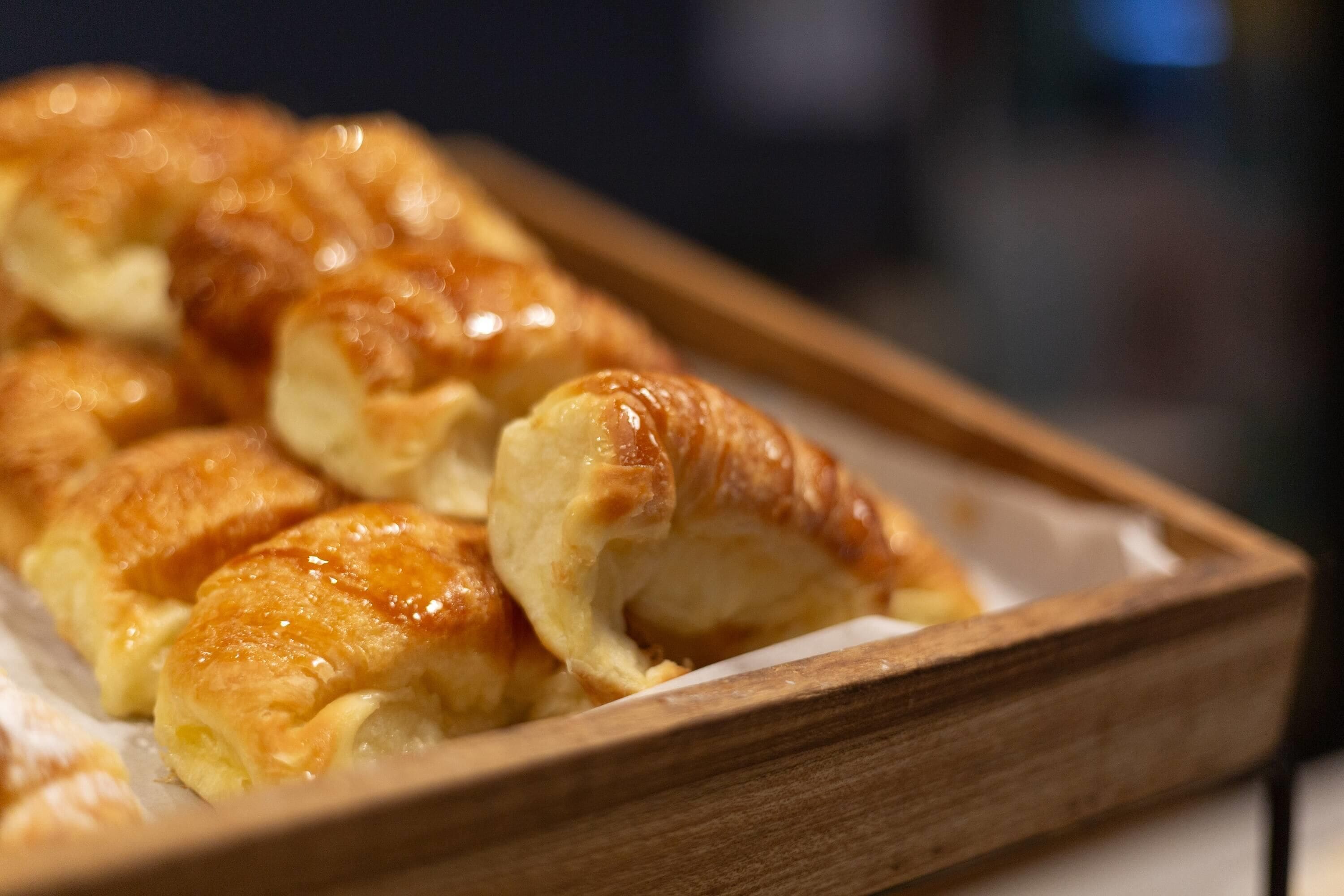 Uma bandeja de croissants recém-assados.