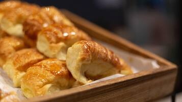 Uma bandeja de croissants recém-assados.