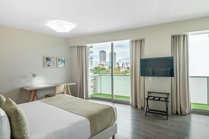 Frigobar, cofres nos quartos, escrivaninha, quartos à prova de som