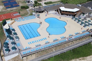 Piscina interior, piscina exterior sazonal