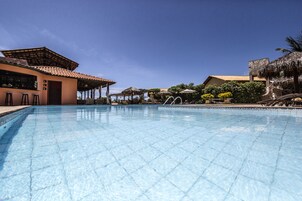 Piscina externa, espreguiçadeiras