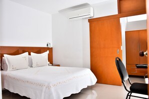 Quarto standard | Frigobar, cofres nos quartos, escrivaninha