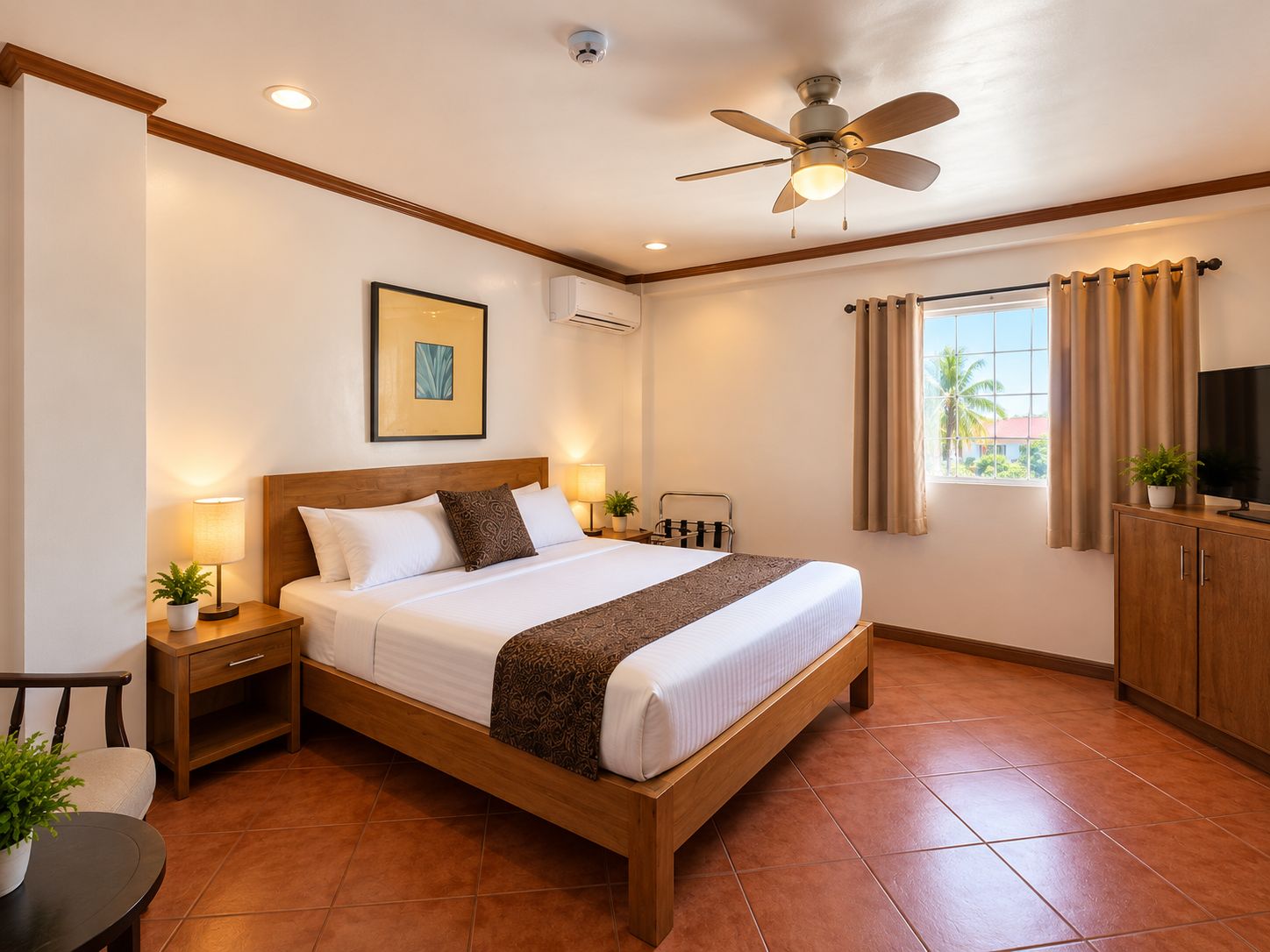 Quarto de hotel com cama, mesas de cabeceira, ventoinha no teto, aparelho de ar condicionado, televisão e janela com cortinas.