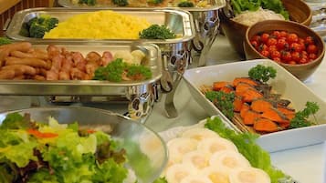 Pequeno-almoço tipo buffet diário (2200 JPY por pessoa)