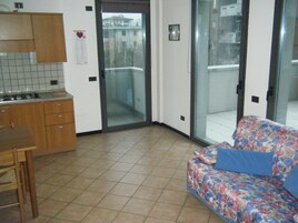 Apartamento Superior, 1 quarto, pátio, vista para a montanha | Sala | TV de ecrã plano 