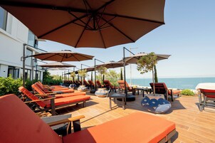 Piscina exterior sazonal, da(s) 8:00 à(s) 18:00, toldos gratuitos 